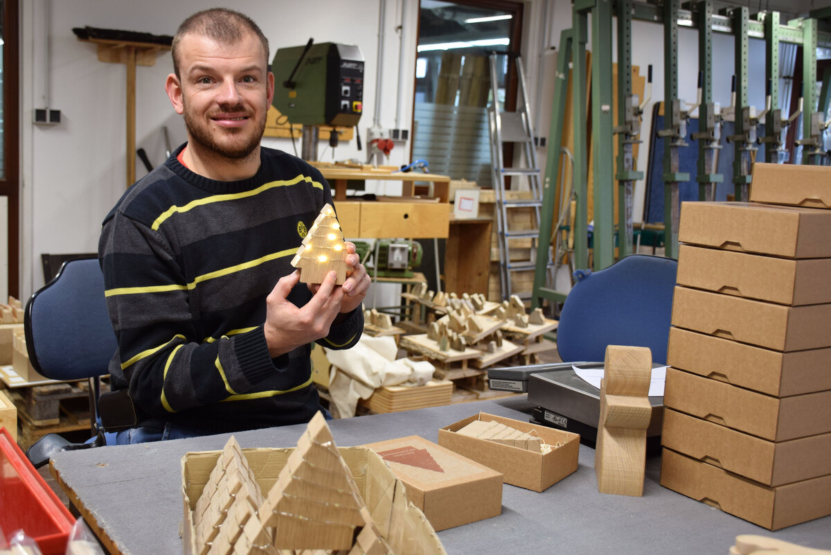 Vorfreude auf den Winterzauber mit LED-Tannenbaum